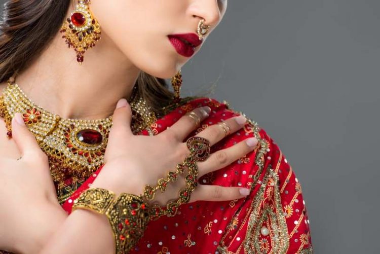 Must have gold jewellery pieces for a classy look at each occasion